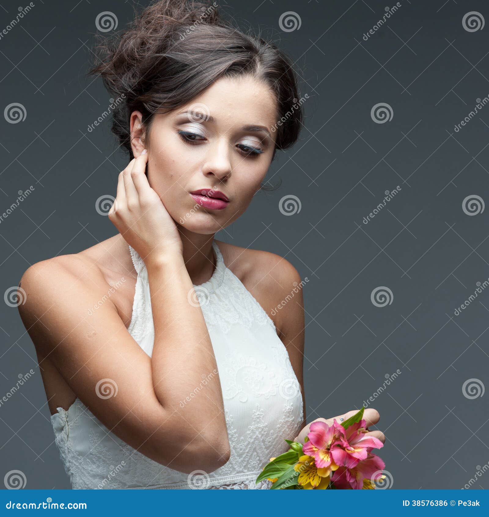 Giovane Donna Sensuale Con Il Fiore Fotografia Stock - Immagine di ...