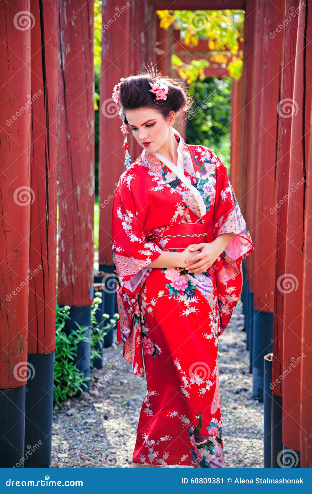 Giovane Donna Sensuale in Costume Della Geisha Immagine Stock ...