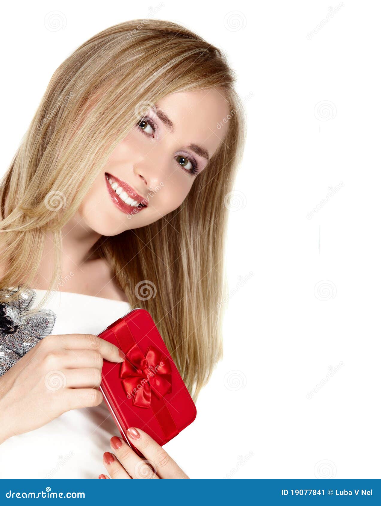Giovane Donna Sorridente Con La Casella Rossa. Immagine Stock ...