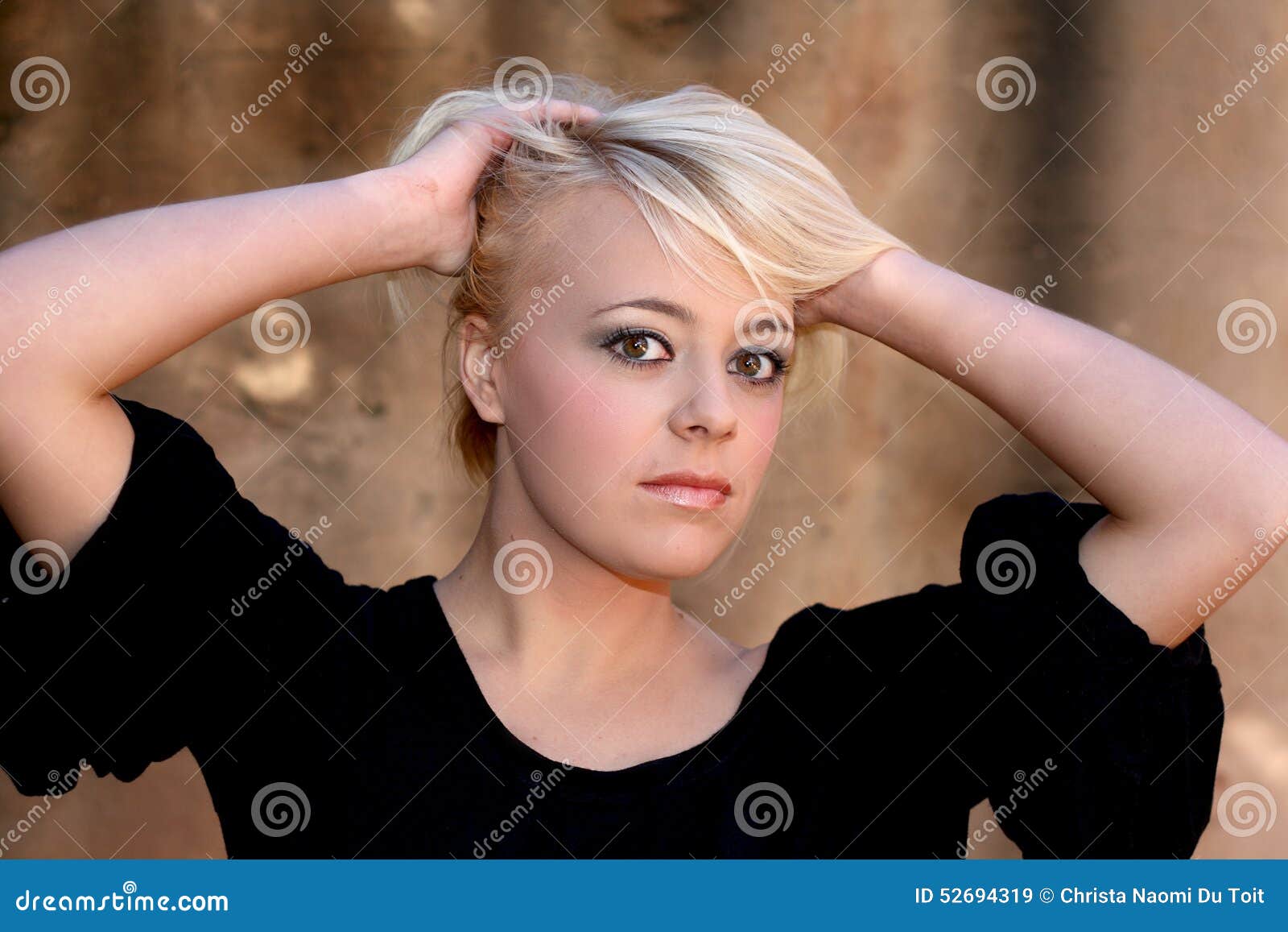 Giovane donna timida immagine stock. Immagine di adorabile - 52694319