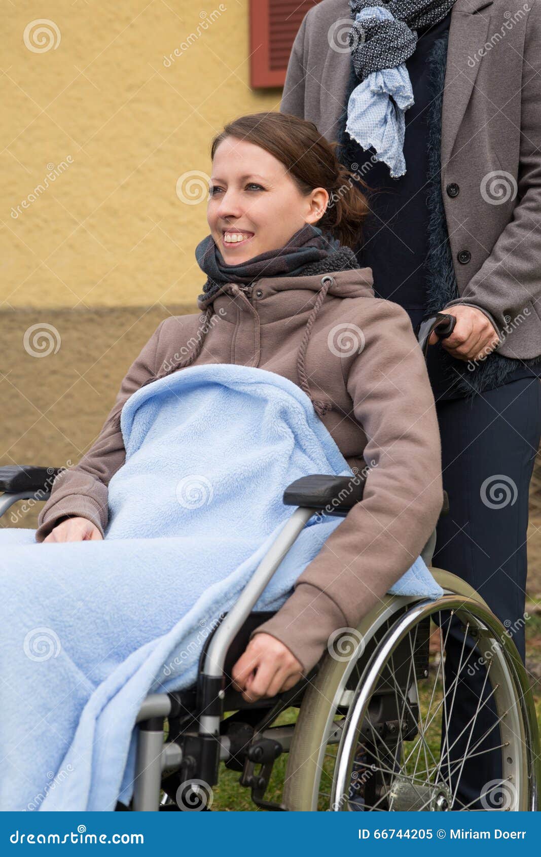 Giovane Donna in Una Sedia a Rotelle Immagine Stock - Immagine di ... Giovane Donna in Una Sedia a Rotelle Immagine Stock - Immagine di ...