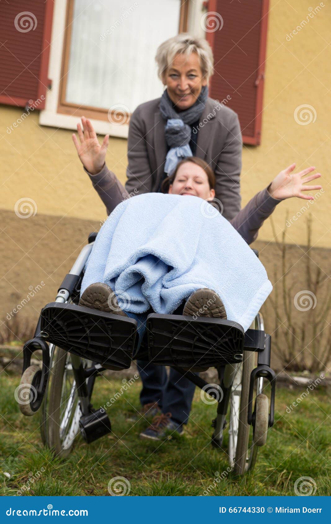 Giovane Donna in Una Sedia a Rotelle Fotografia Stock - Immagine di ... Giovane Donna in Una Sedia a Rotelle Fotografia Stock - Immagine di ...