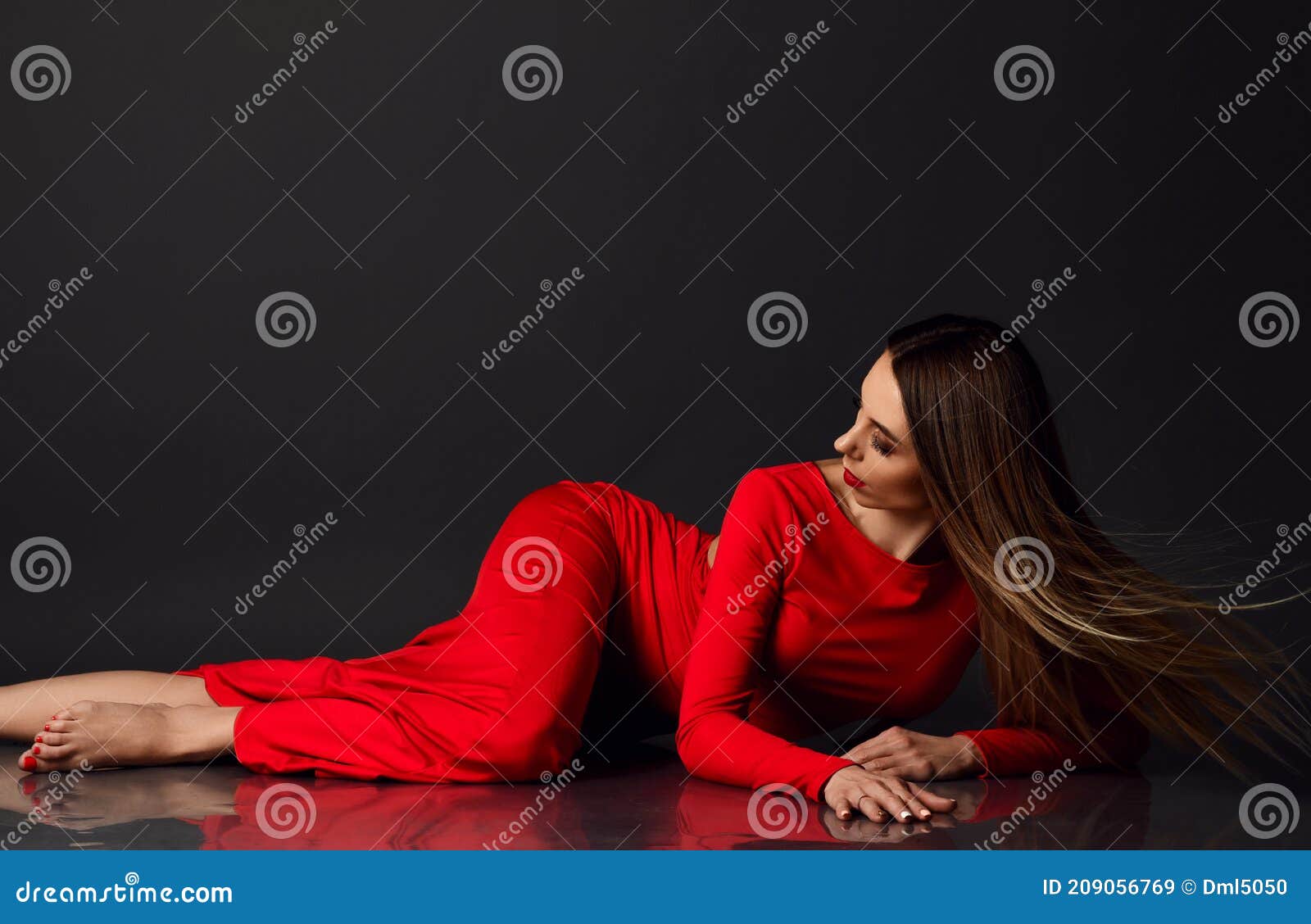 Giovane E Bella Donna Sexy Con I Capelli Lunghi In Abito Rosso Maxi A