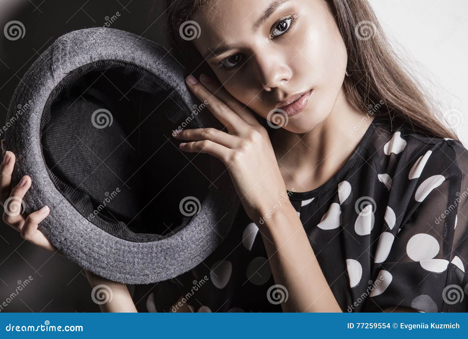 Giovane E Bella Modella Ragazza Asiatica Col Cappello Fotografia Stock ...