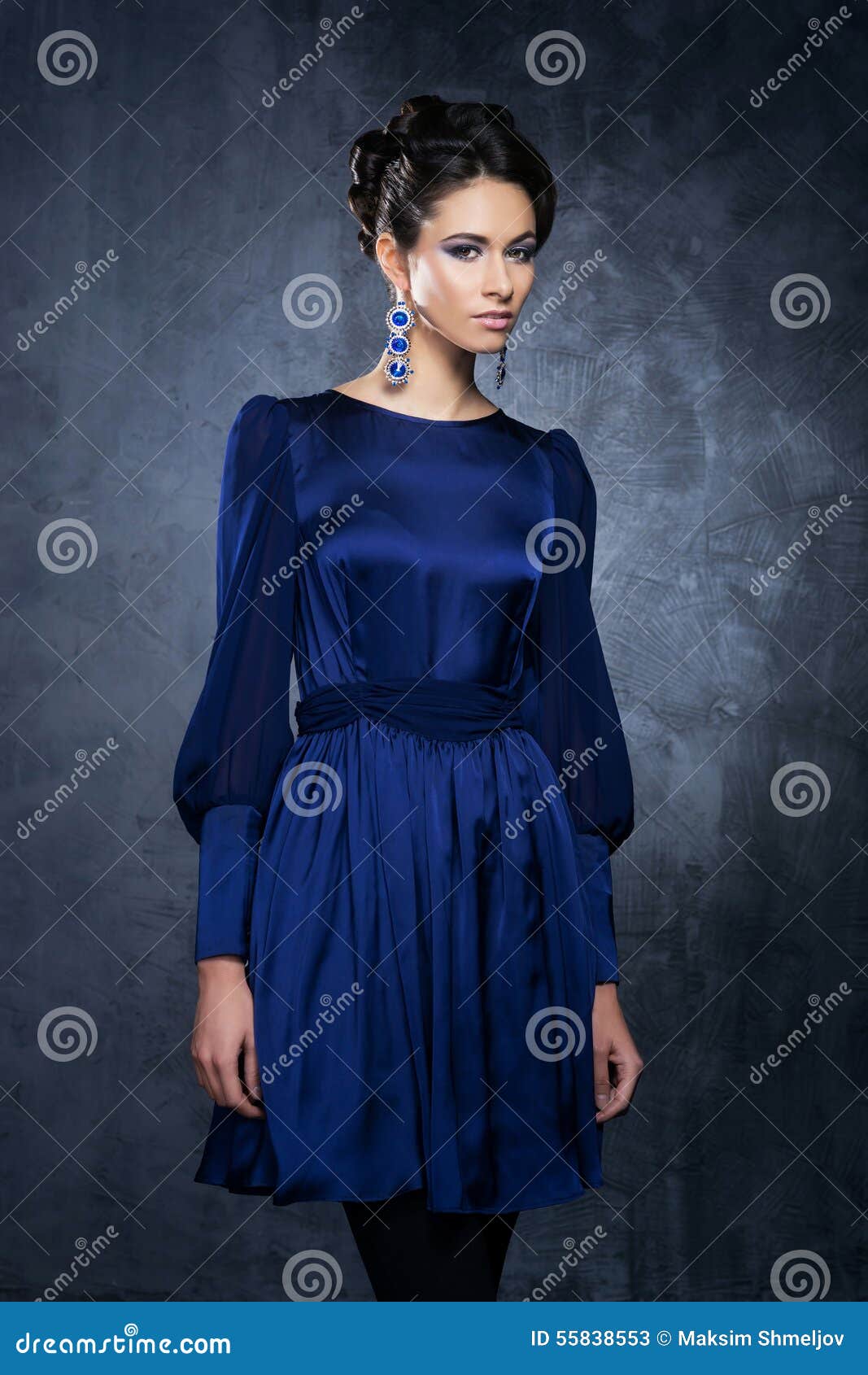 Giovane E Bello Modello Di Moda Che Posa in Un Vestito Blu Immagine ...