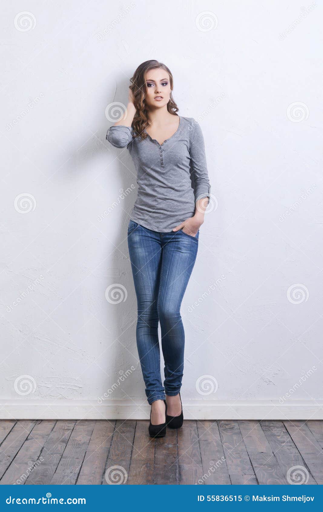 Giovane E Bello Modello Di Moda in Jeans Immagine Stock - Immagine di ...