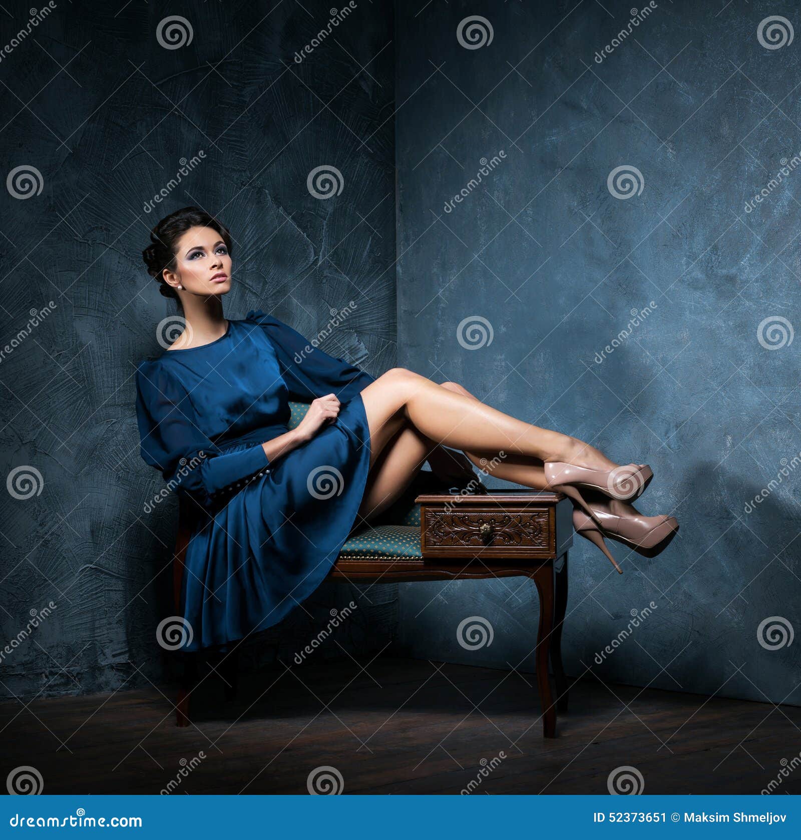 Giovane E Bello Modello Di Moda in Un Retro Vestito Immagine Stock ...