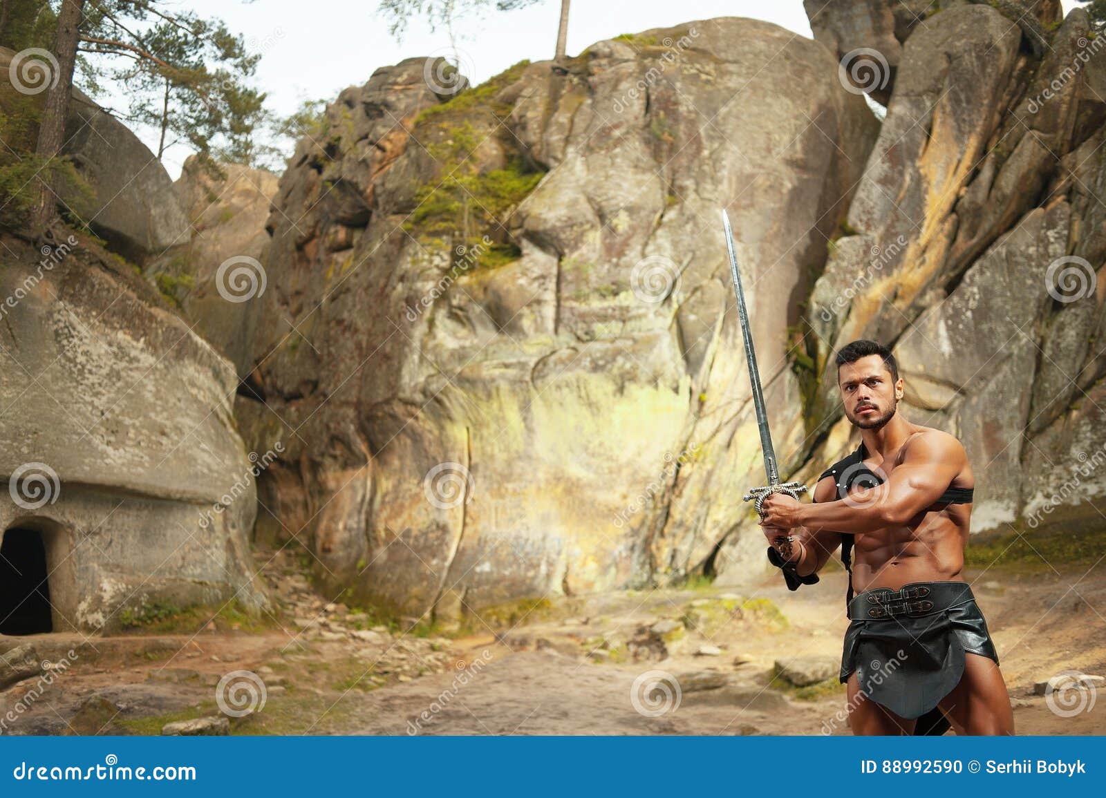 Giovane Guerriero Valido Con Una Spada Fotografia Stock - Immagine di ...