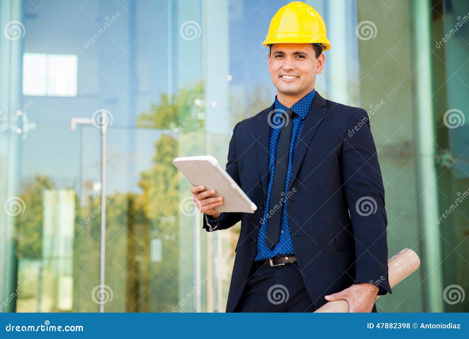 Giovane Ingegnere Agli Impianti Fotografia Stock - Immagine di ...