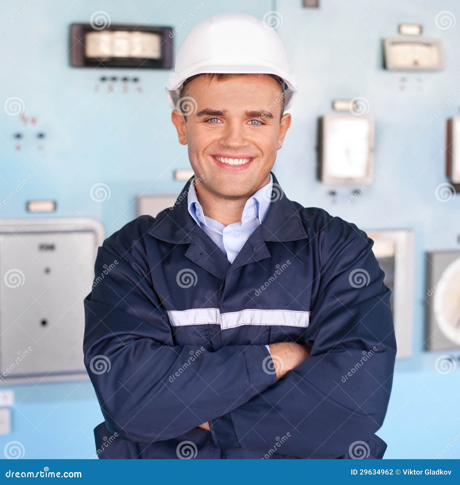 Giovane Ingegnere Alla Sala Di Controllo Fotografia Stock - Immagine di ...