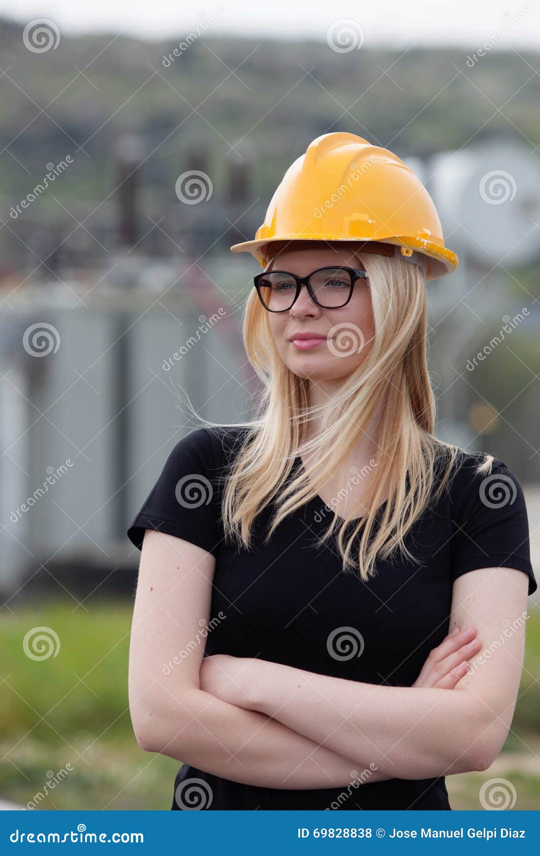Giovane Ingegnere Con Il Casco Giallo Fotografia Stock - Immagine di ...