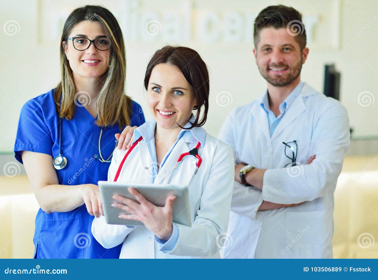 Giovane Medico Femminile Attraente Davanti Al Gruppo Medico Immagine ... Giovane Medico Femminile Attraente Davanti Al Gruppo Medico Immagine ...