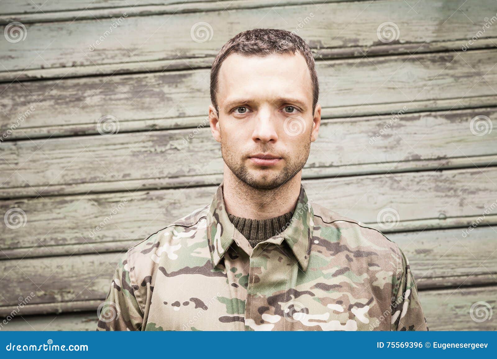 Giovane Militare Caucasico Serio Fotografia Stock - Immagine di sfondo ...