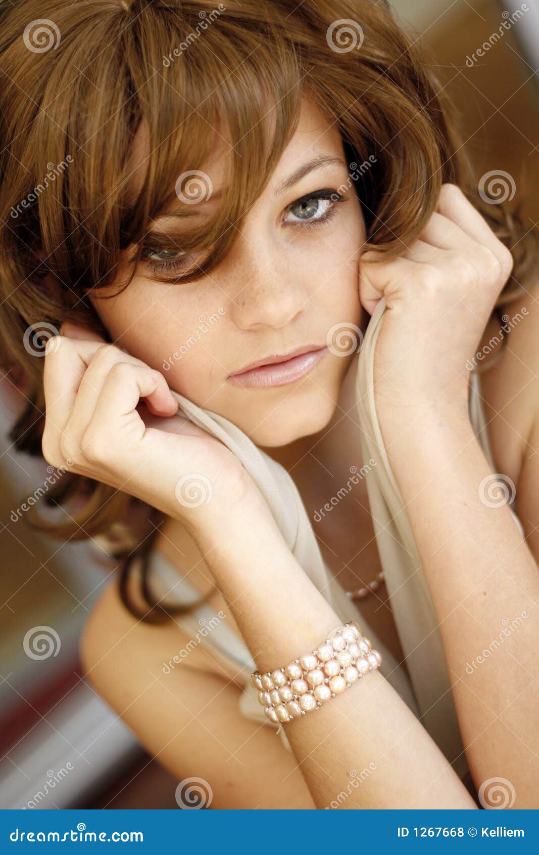 Giovane modello femminile fotografia stock. Immagine di perle - 1267668