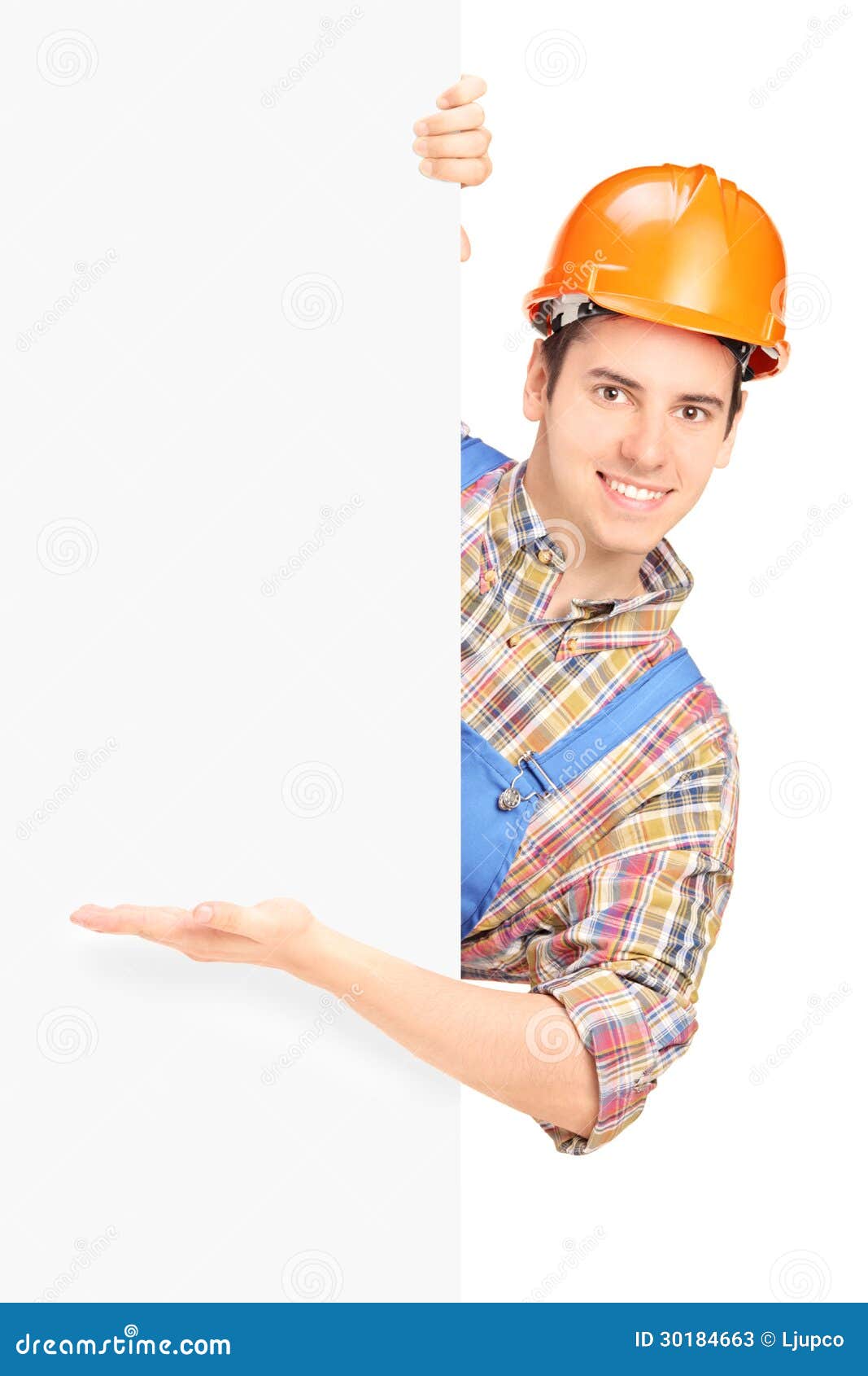 Giovane Muratore Con Il Casco Che Posa E Che Gesturing Sulla a Immagine ...