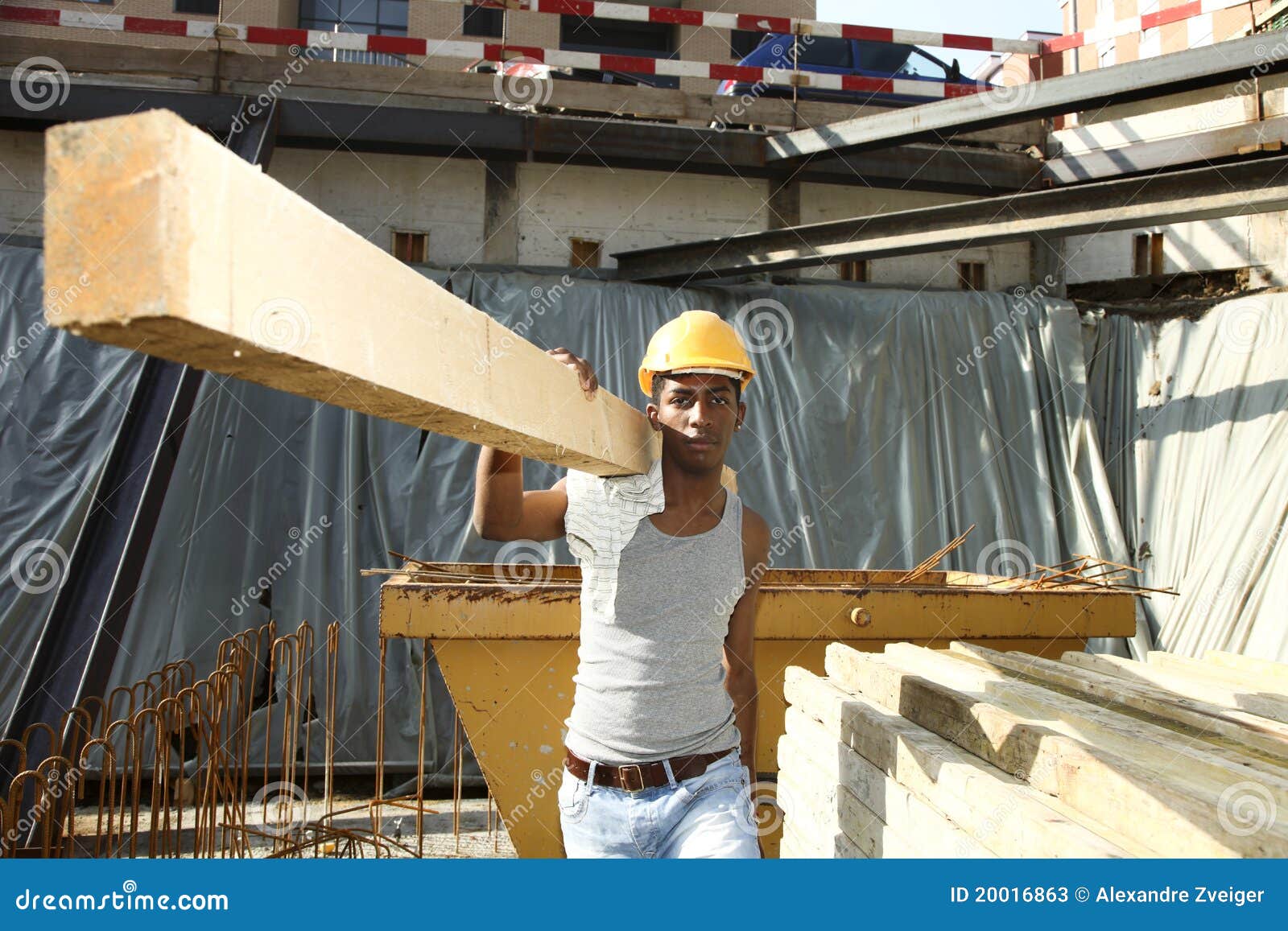 Giovane operaio nero immagine stock. Immagine di africano - 20016863