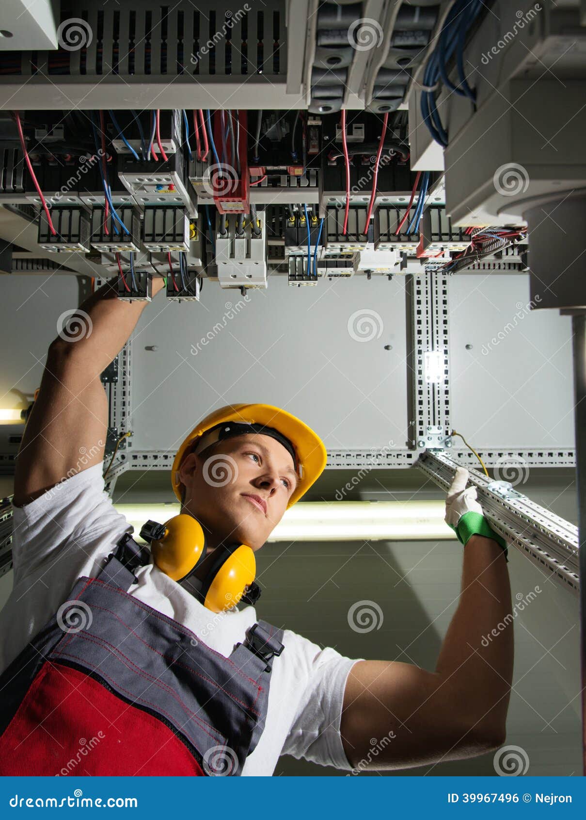 Giovane Operaio Su Una Fabbrica Fotografia Stock - Immagine di ...