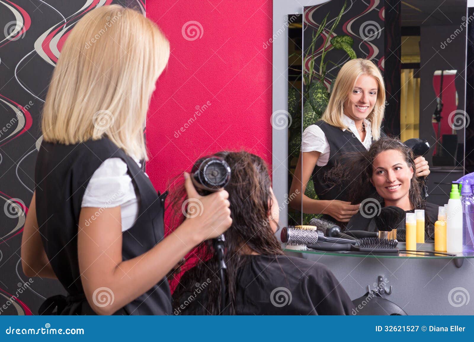 Giovane Parrucchiere Con Hairdryer E Cliente Sorridente Nella Bellezza ...