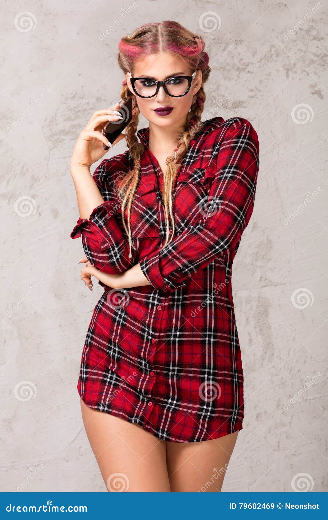 Giovane Posa Alla Moda Della Ragazza Immagine Stock - Immagine di ...