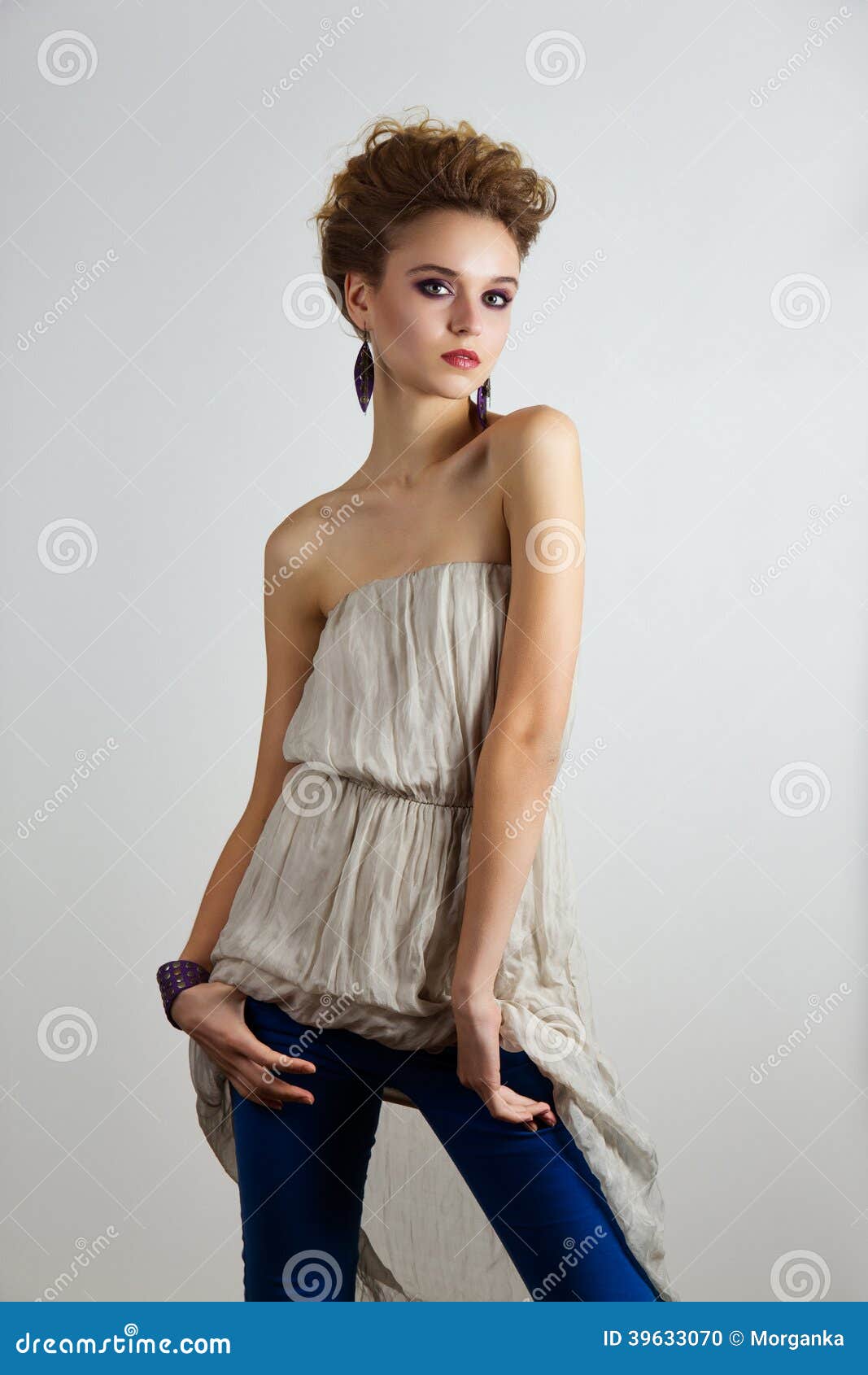 Giovane Posa Del Modello Di Moda Fotografia Stock - Immagine di sfondo ...