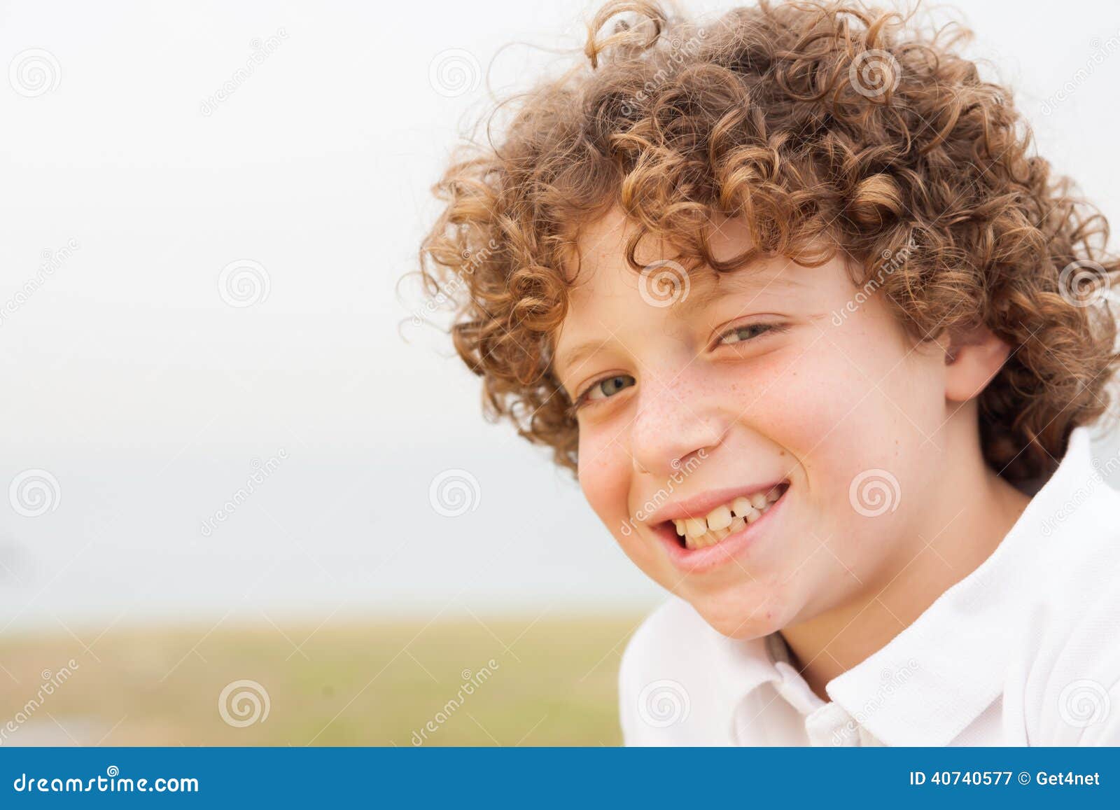 Giovane Posa Sorridente Di Bel Ragazzo Immagine Stock - Immagine di ...