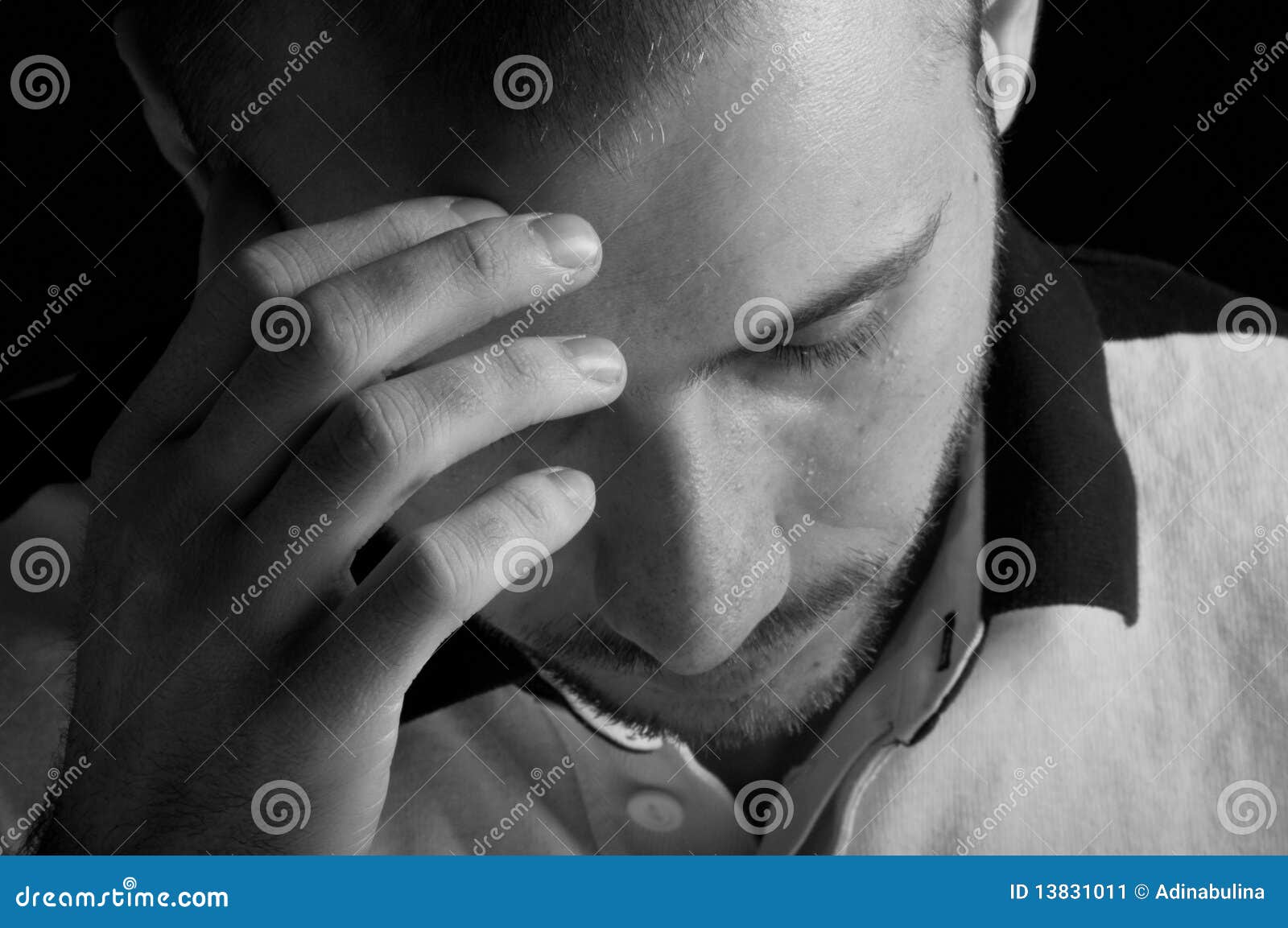 Giovane preoccupato immagine stock. Immagine di cristiano - 13831011