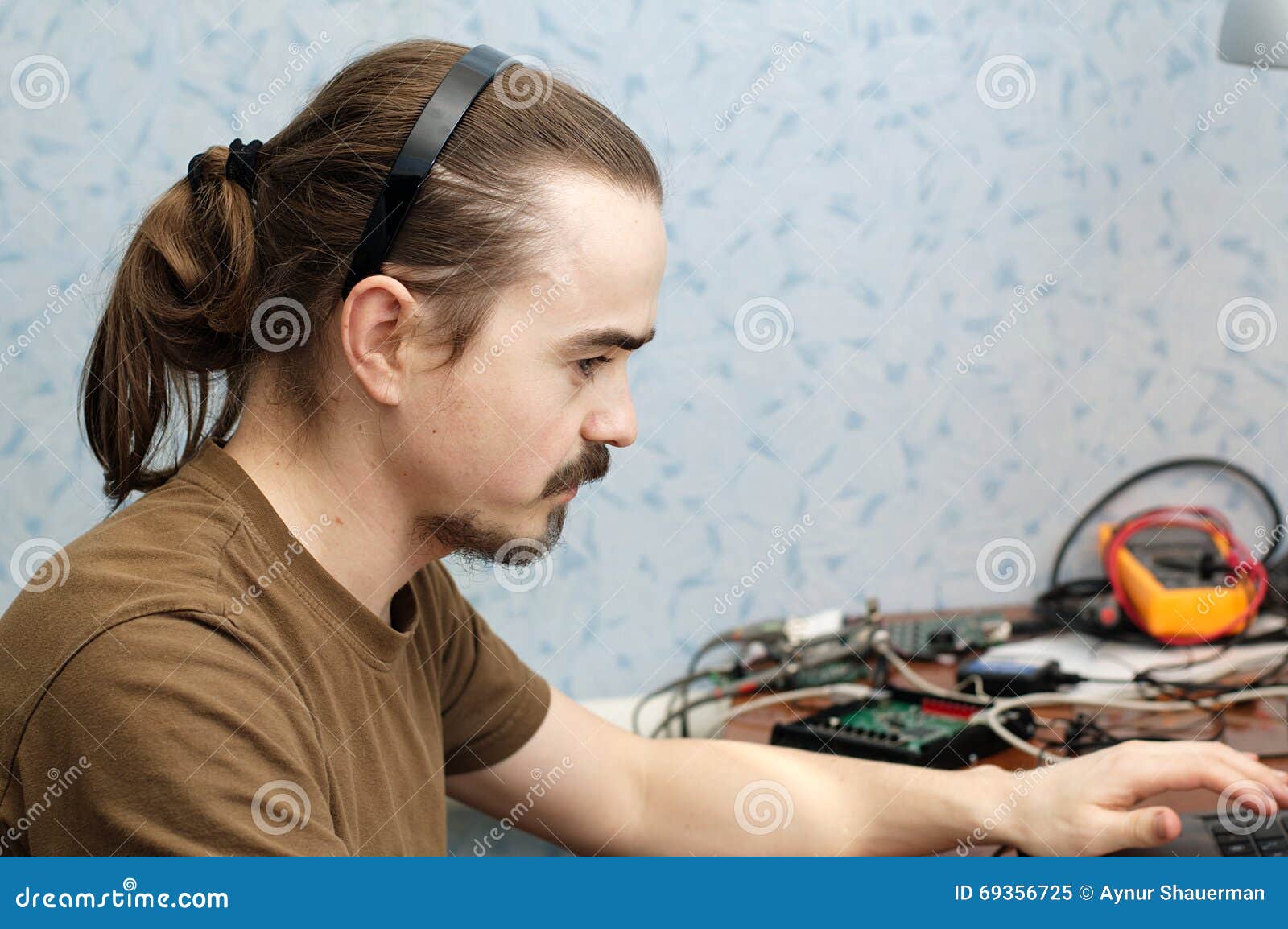 Giovane Programmatore Sul Lavoro Immagine Stock - Immagine di portatile ...