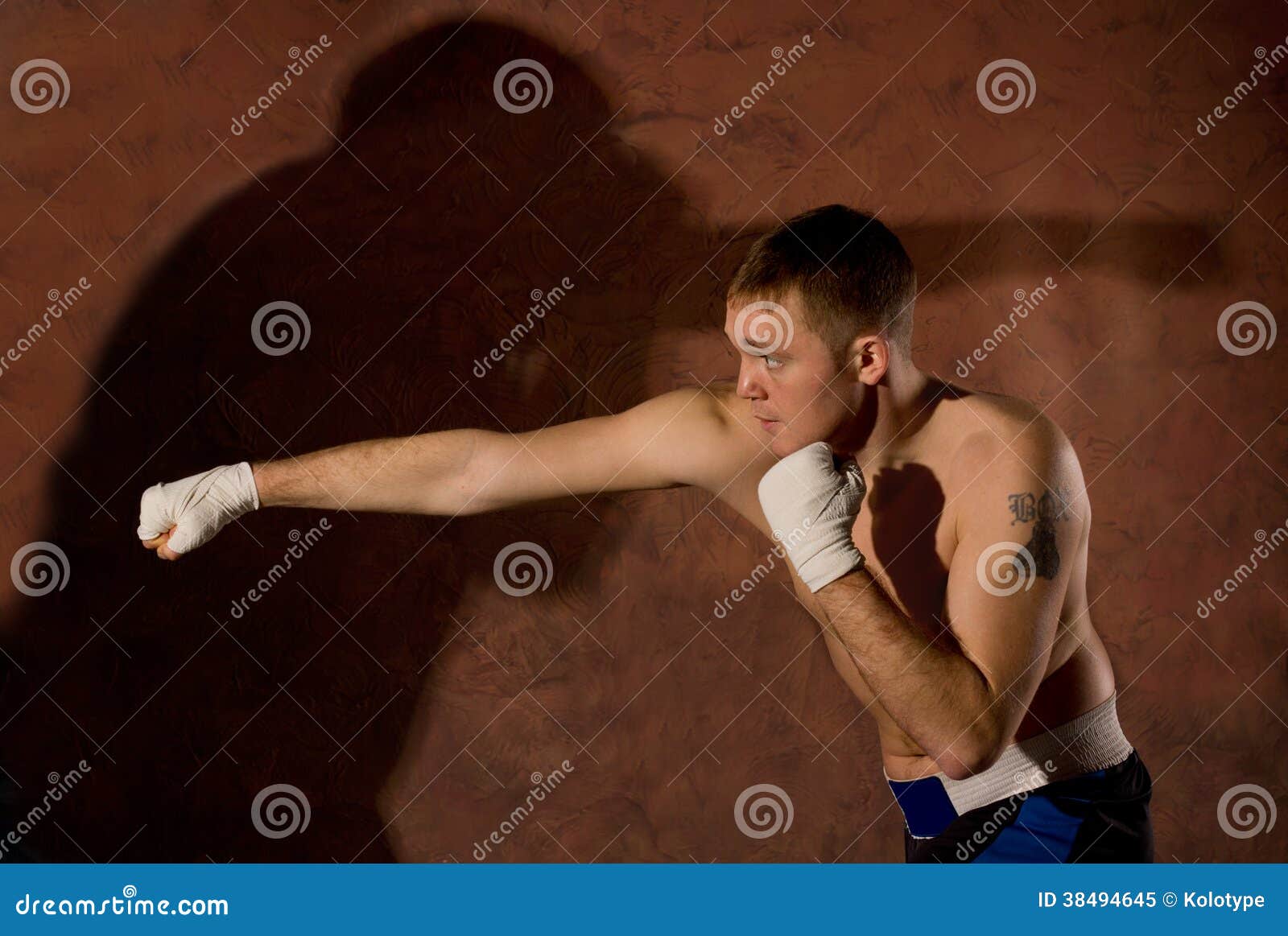 Giovane Pugile Che Perfora Un Oppositore Immagine Stock - Immagine di ...