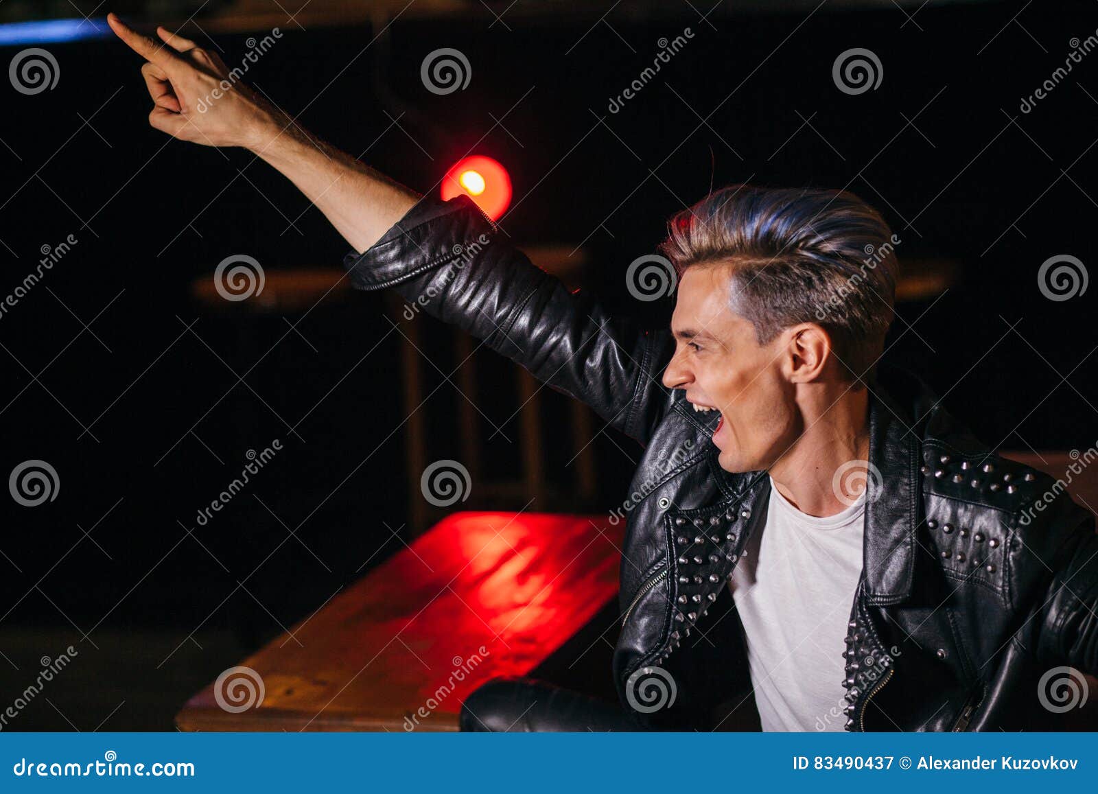 Giovane Punker Che Fa Un Gesto Di Mano Della Roccia Immagine Stock ...