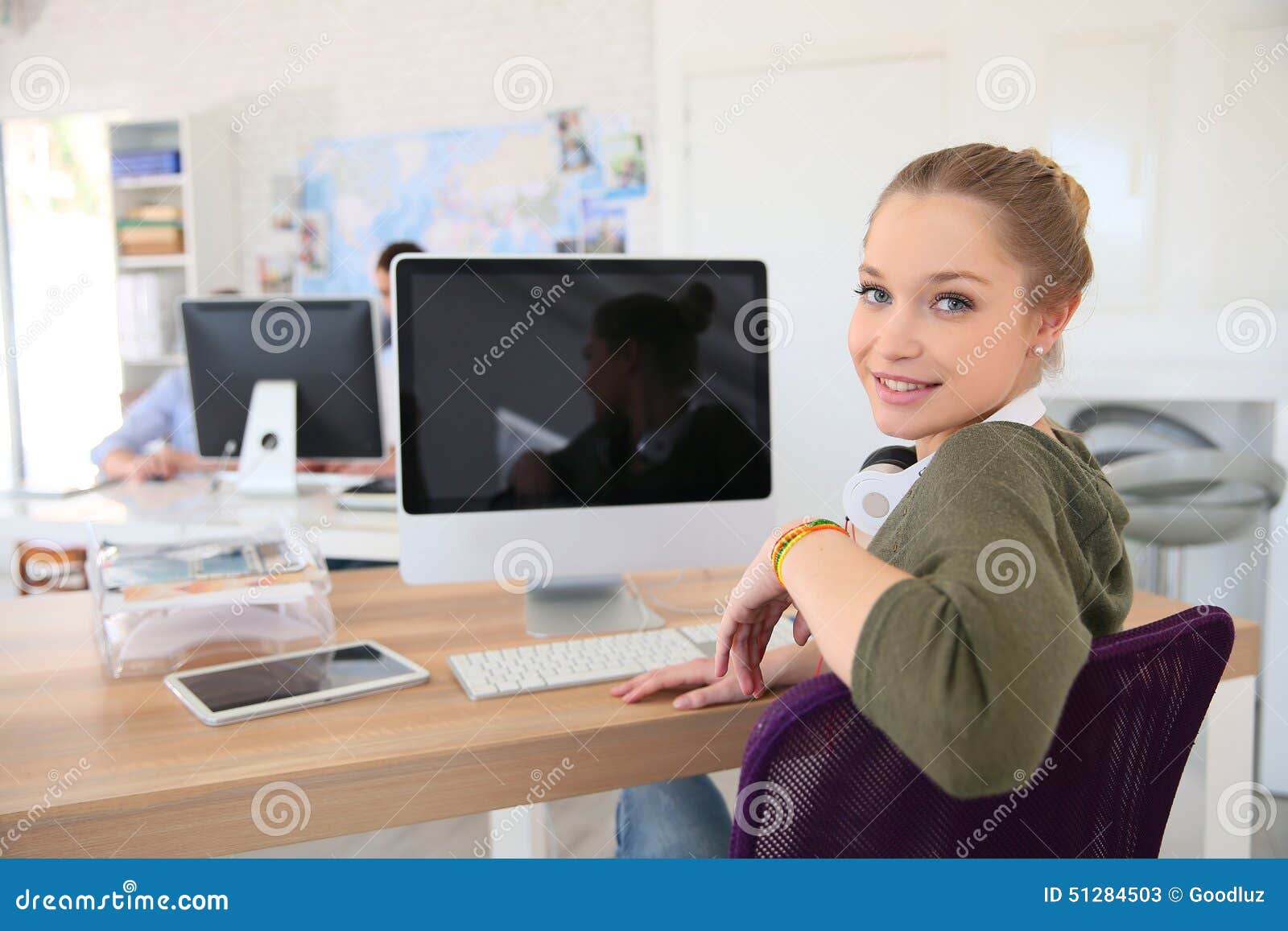 Giovane Ragazza Dello Studente Davanti Al Computer Immagine Stock ...