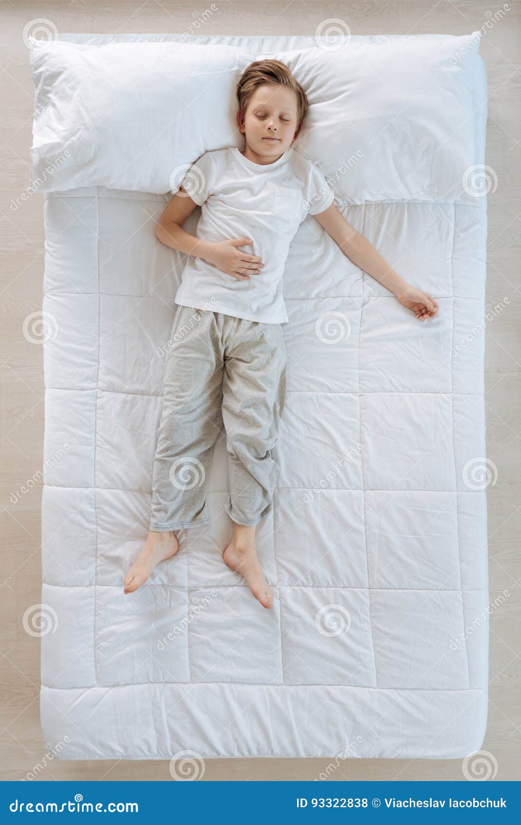 Giovane Ragazzo Bello Che Dorme Sul Letto Fotografia Stock - Immagine ...