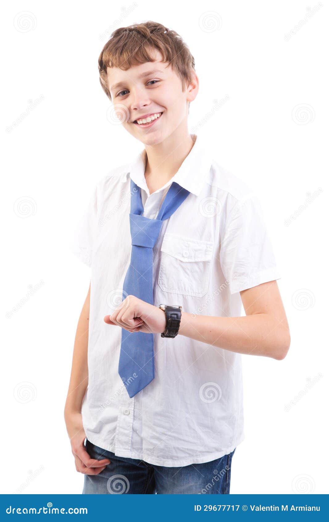 Giovane Ragazzo Che Controlla Suo Orologio Immagine Stock - Immagine di ...