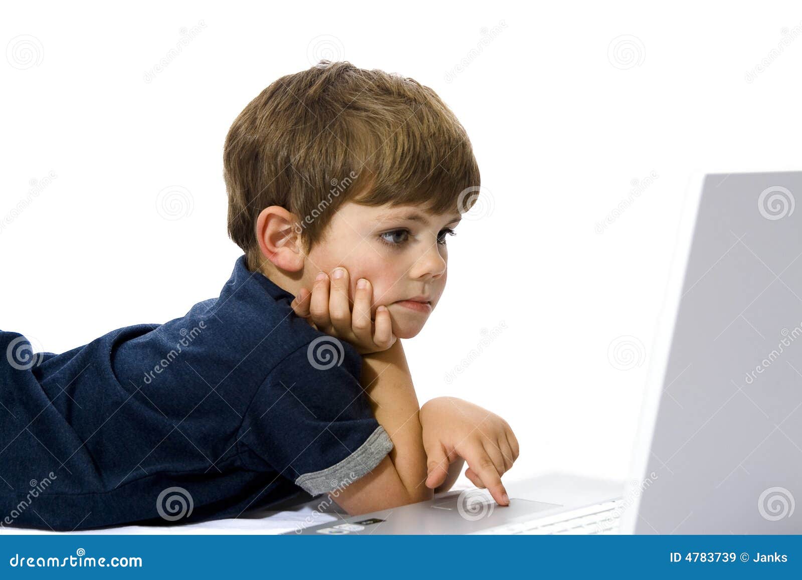 Giovane Ragazzo Che Per Mezzo Del Computer Portatile Immagine Stock ...