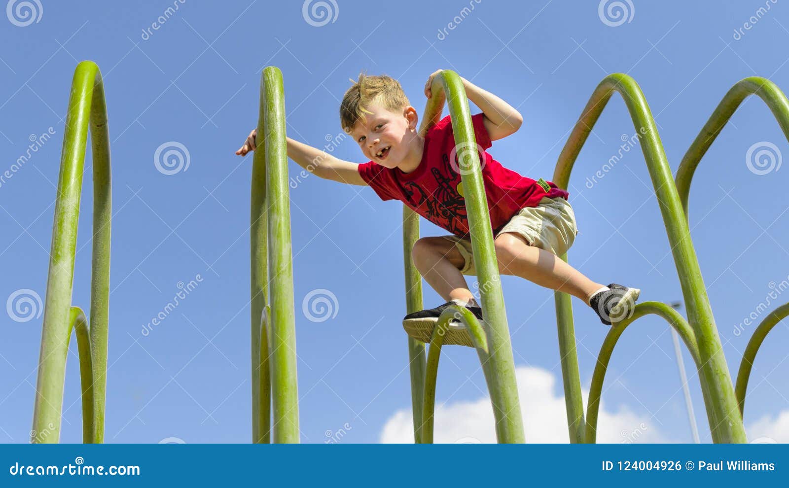 Giovane Ragazzo Coraggioso Che Cimbing Sul Playframe Fotografia Stock ...
