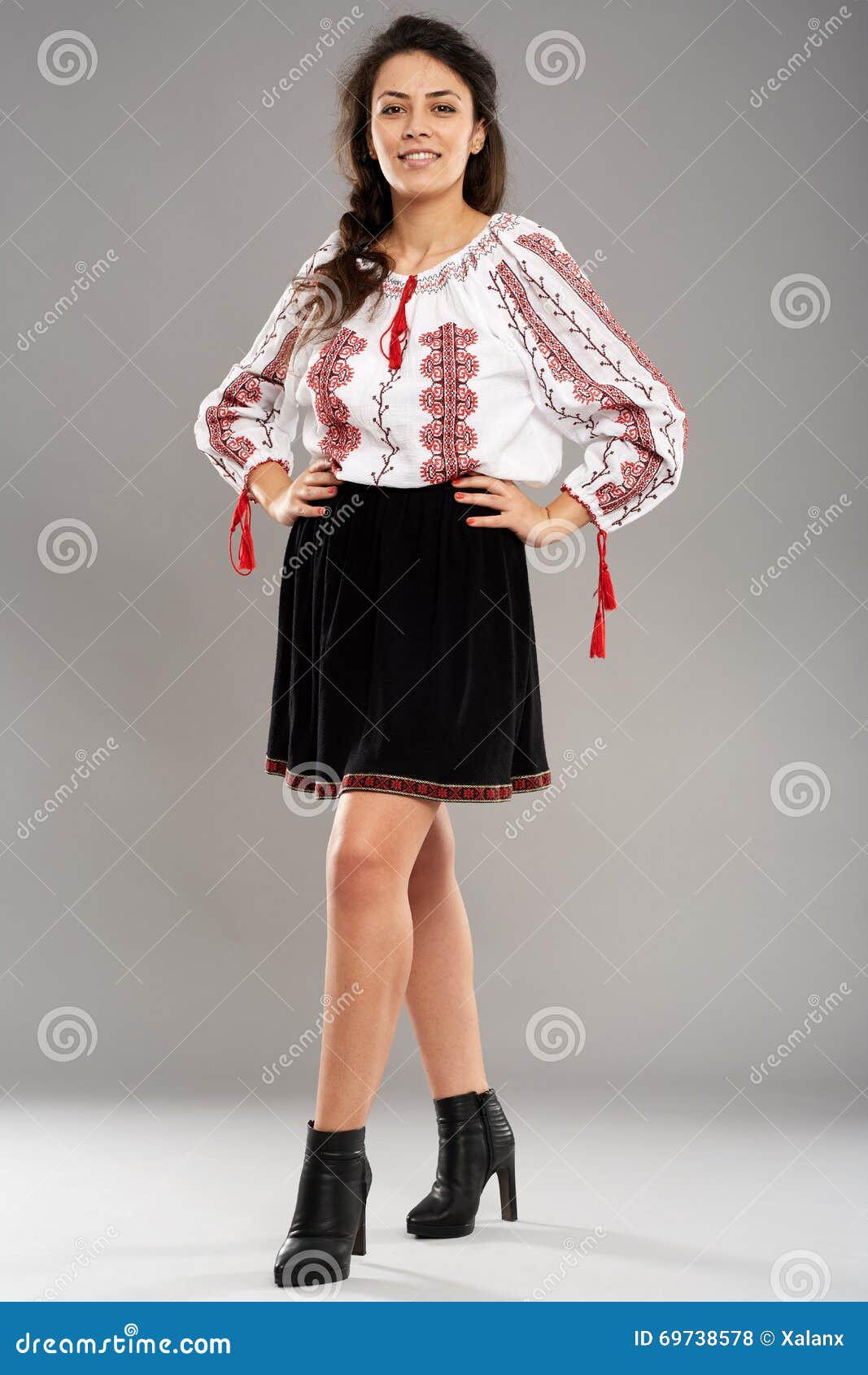 Giovane Rumeno in Costume Tradizionale Fotografia Stock - Immagine di ...