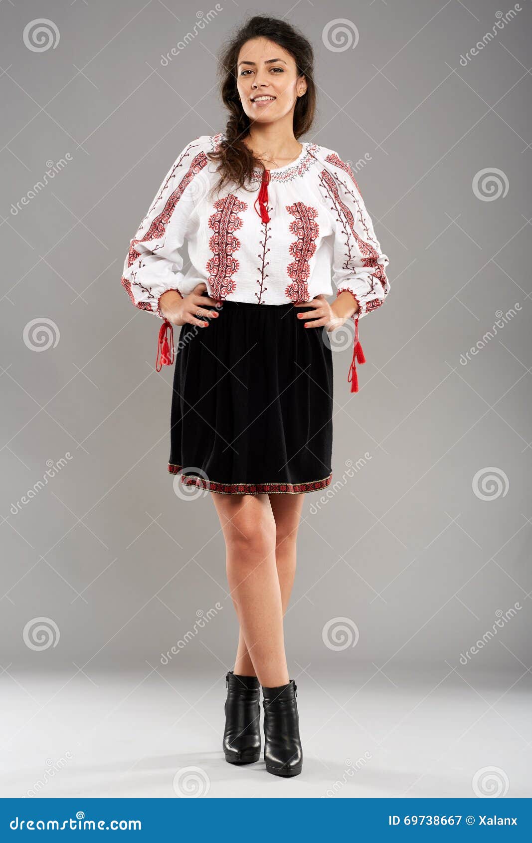 Giovane Rumeno in Costume Tradizionale Immagine Stock - Immagine di ...