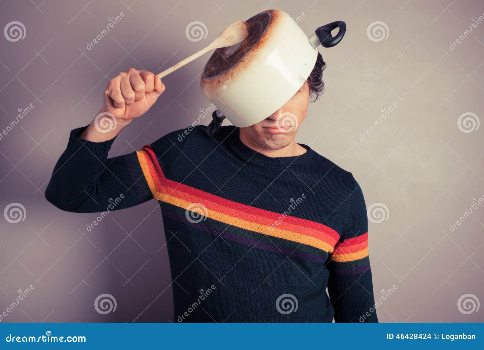 Giovane Sciocco Con Il Vaso Sulla Sua Testa Fotografia Stock - Immagine ...