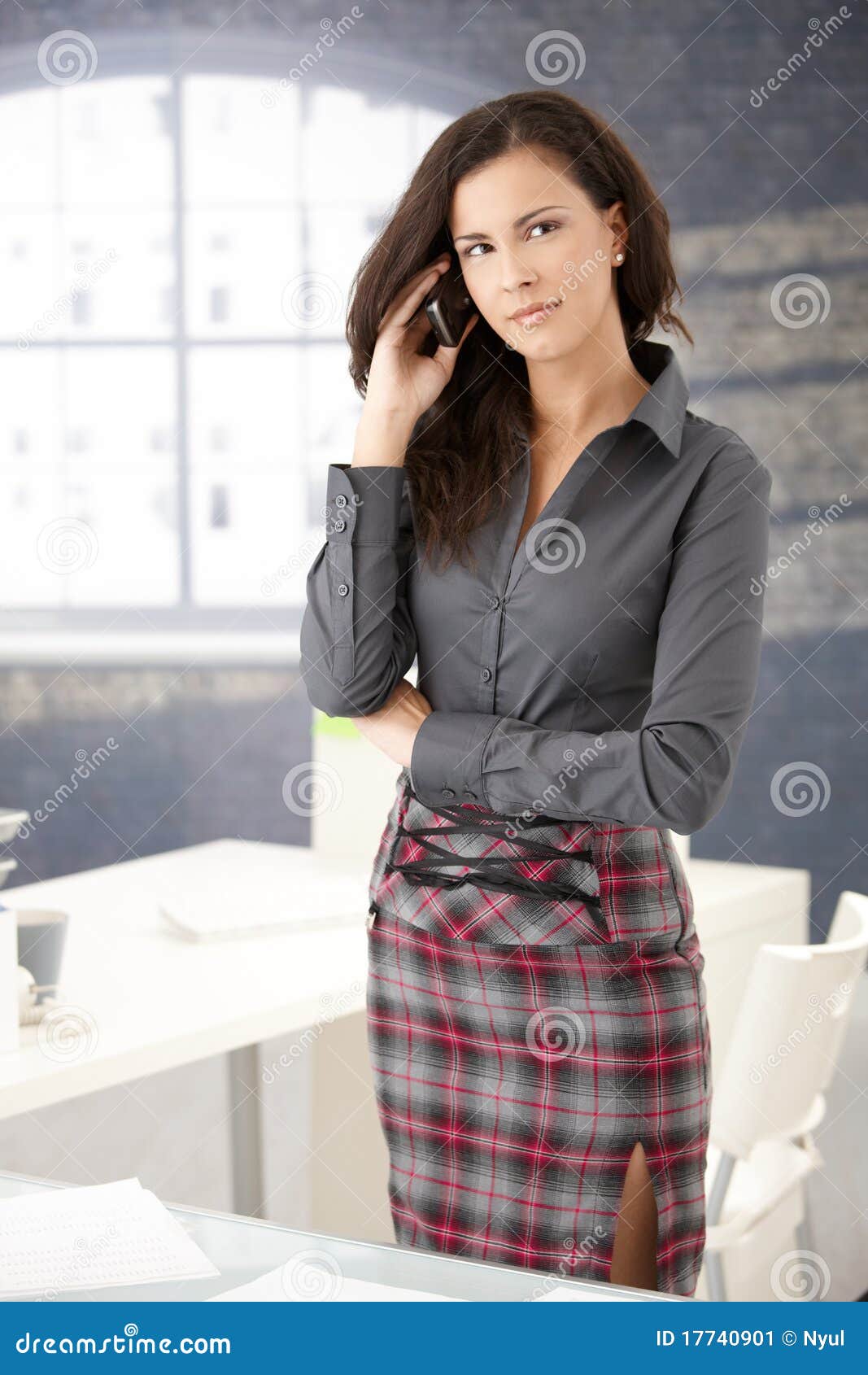 Giovane Segretaria Che Utilizza Mobile Nell'ufficio Immagine Stock ...