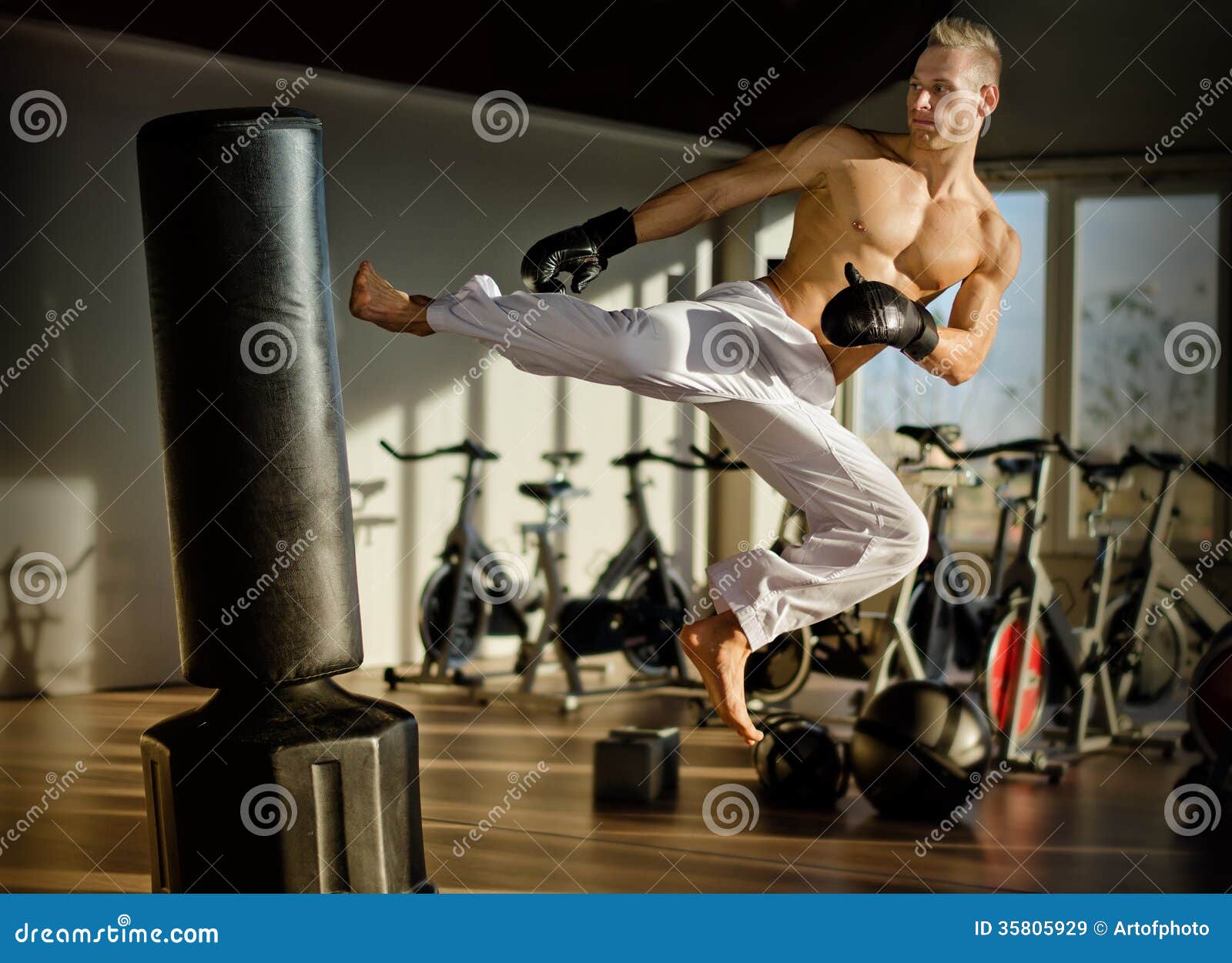 Giovane Senza Camicia Che Fa Scossa Di Volo Immagine Stock - Immagine ...