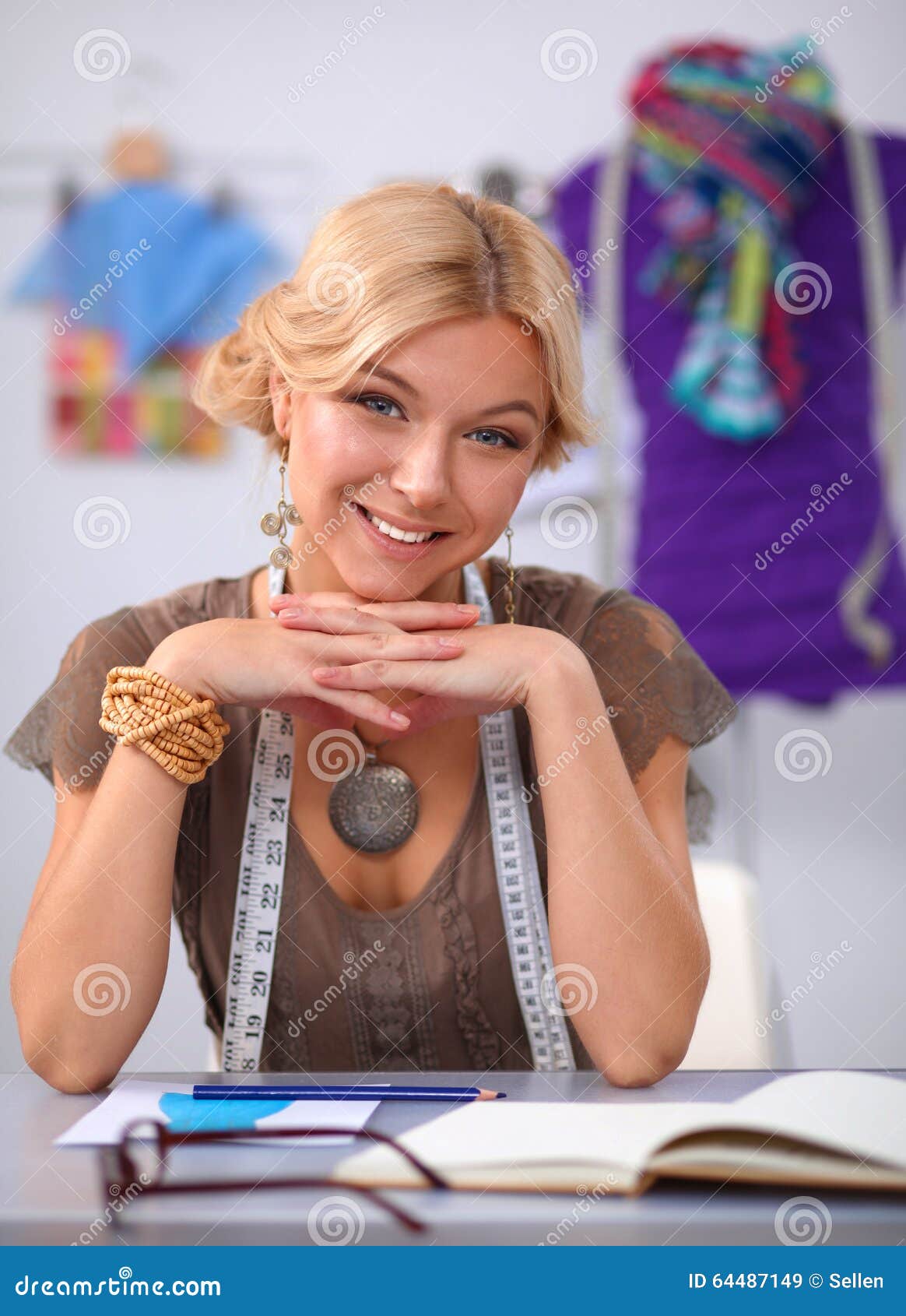 Giovane Stilista Che Lavora Allo Studio Immagine Stock - Immagine di ...