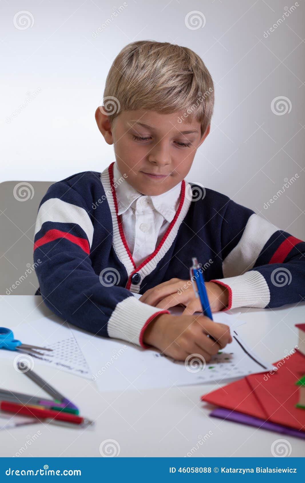 Giovane studente laborioso fotografia stock. Immagine di bambini - 46058088