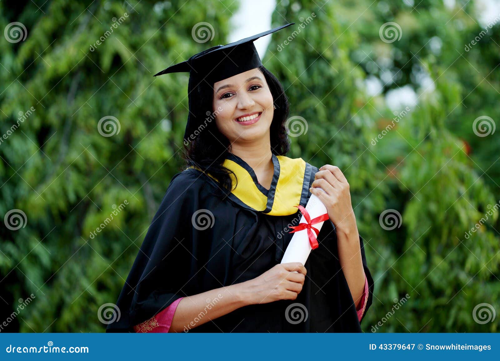 Giovane Studentessa Con Il Diploma a All'aperto Immagine Stock ...