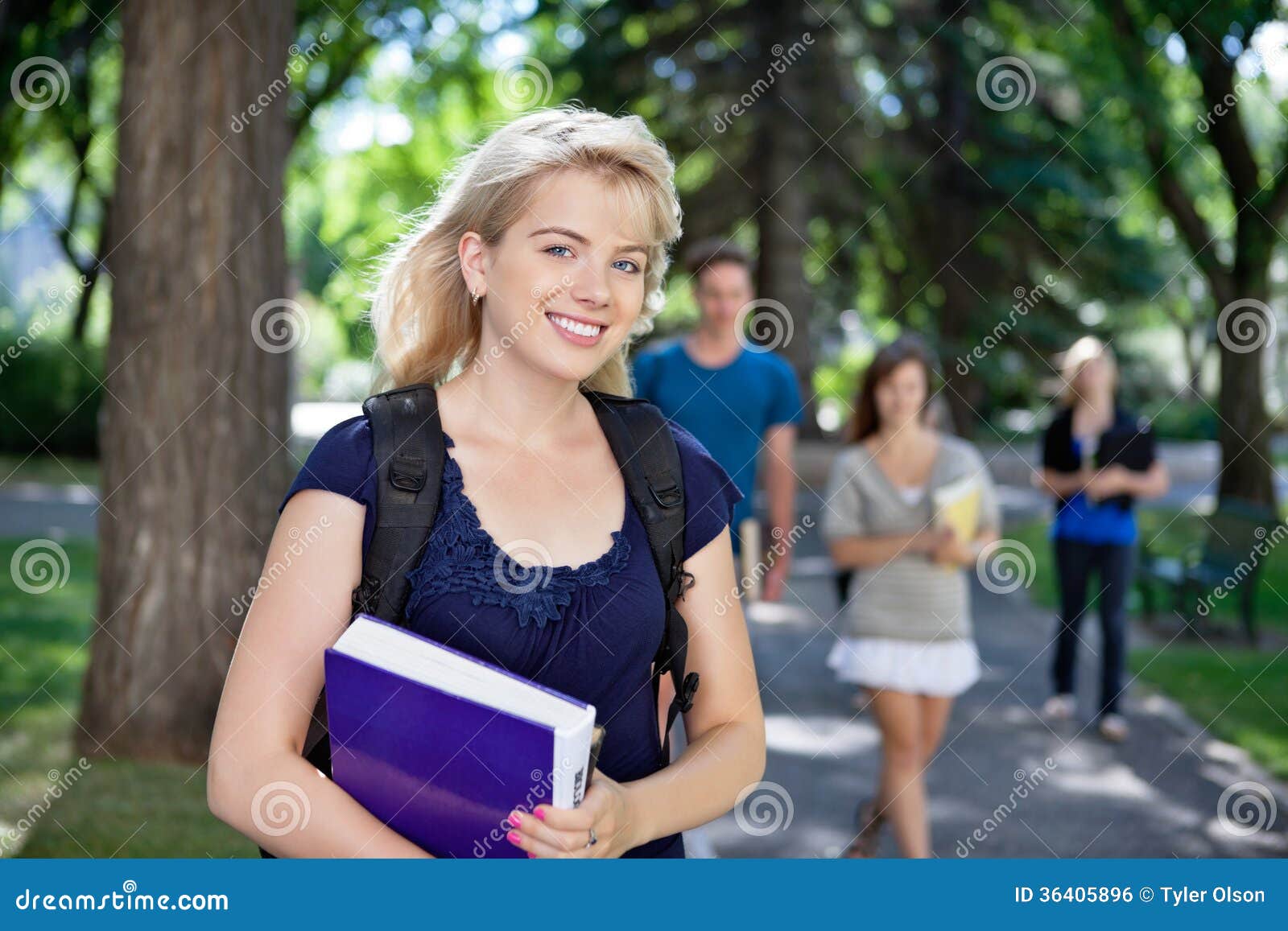 Giovane Studentessa Di College Felice Fotografia Stock - Immagine di ...