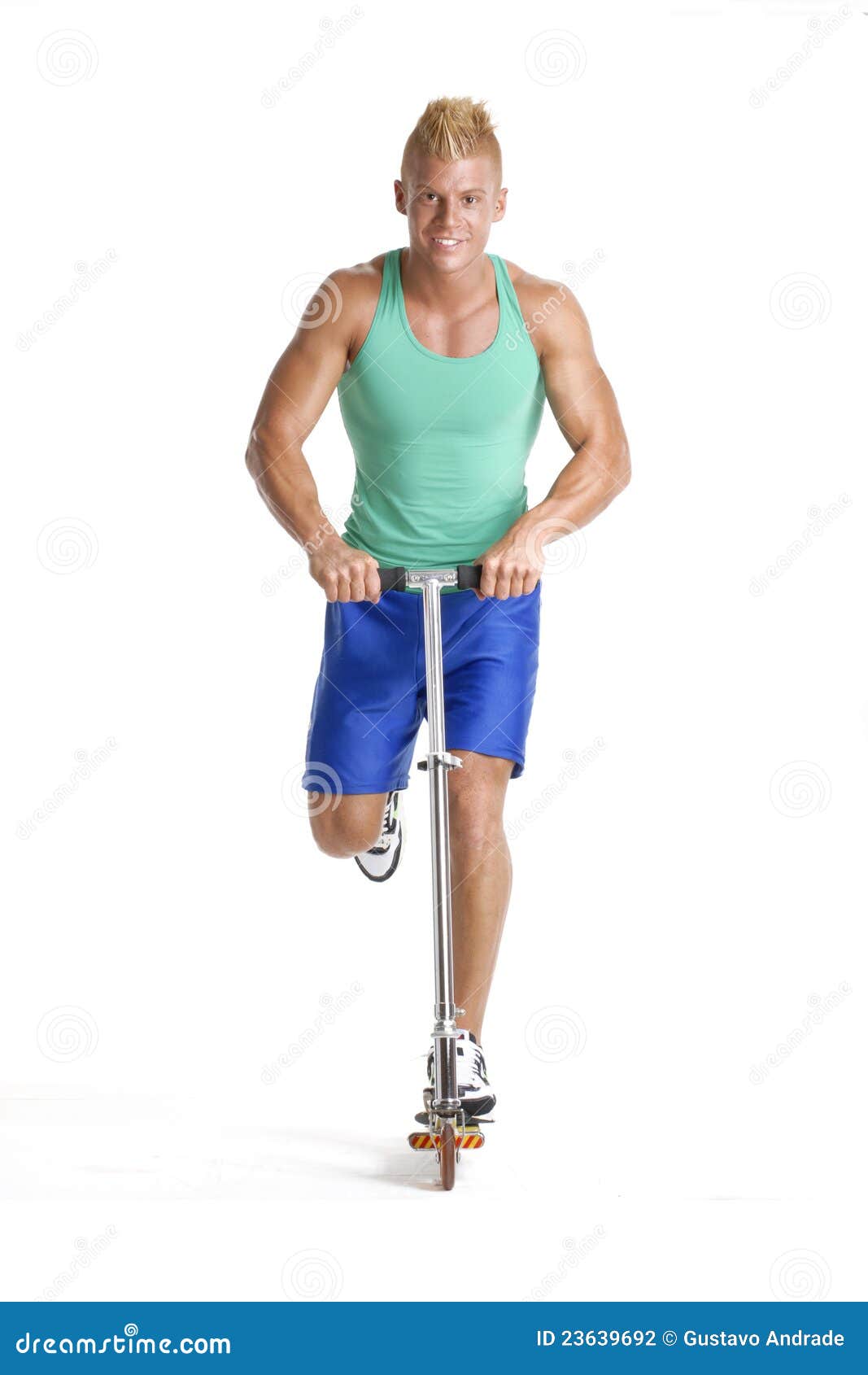 Giovane sul nuovo pattino fotografia stock. Immagine di interno - 23639692