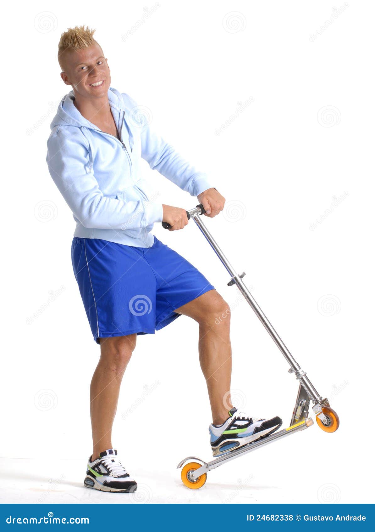 Giovane sul nuovo pattino fotografia stock. Immagine di figura - 24682338
