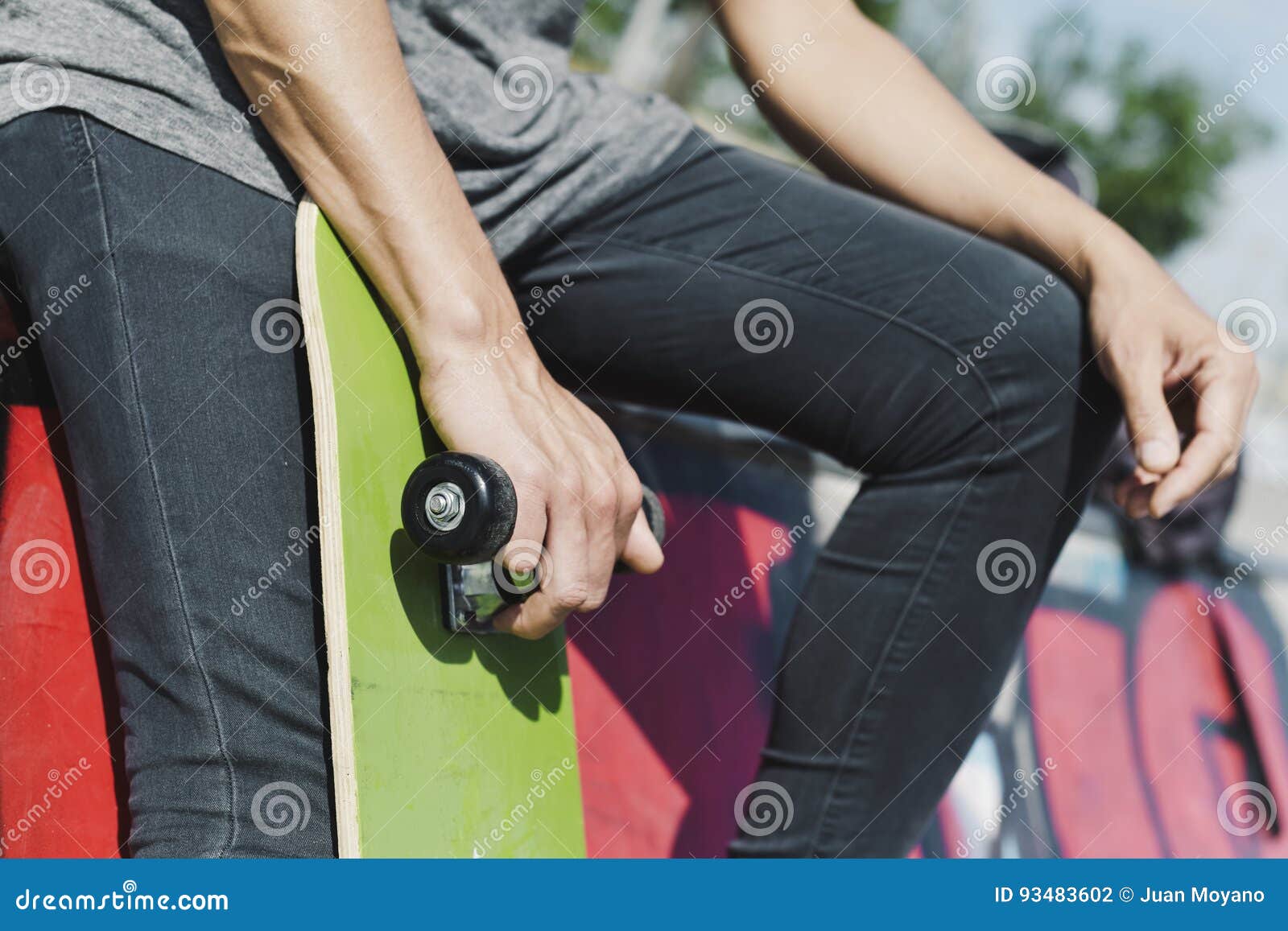 Giovane in Un Parco Del Pattino Fotografia Stock - Immagine di reale ...
