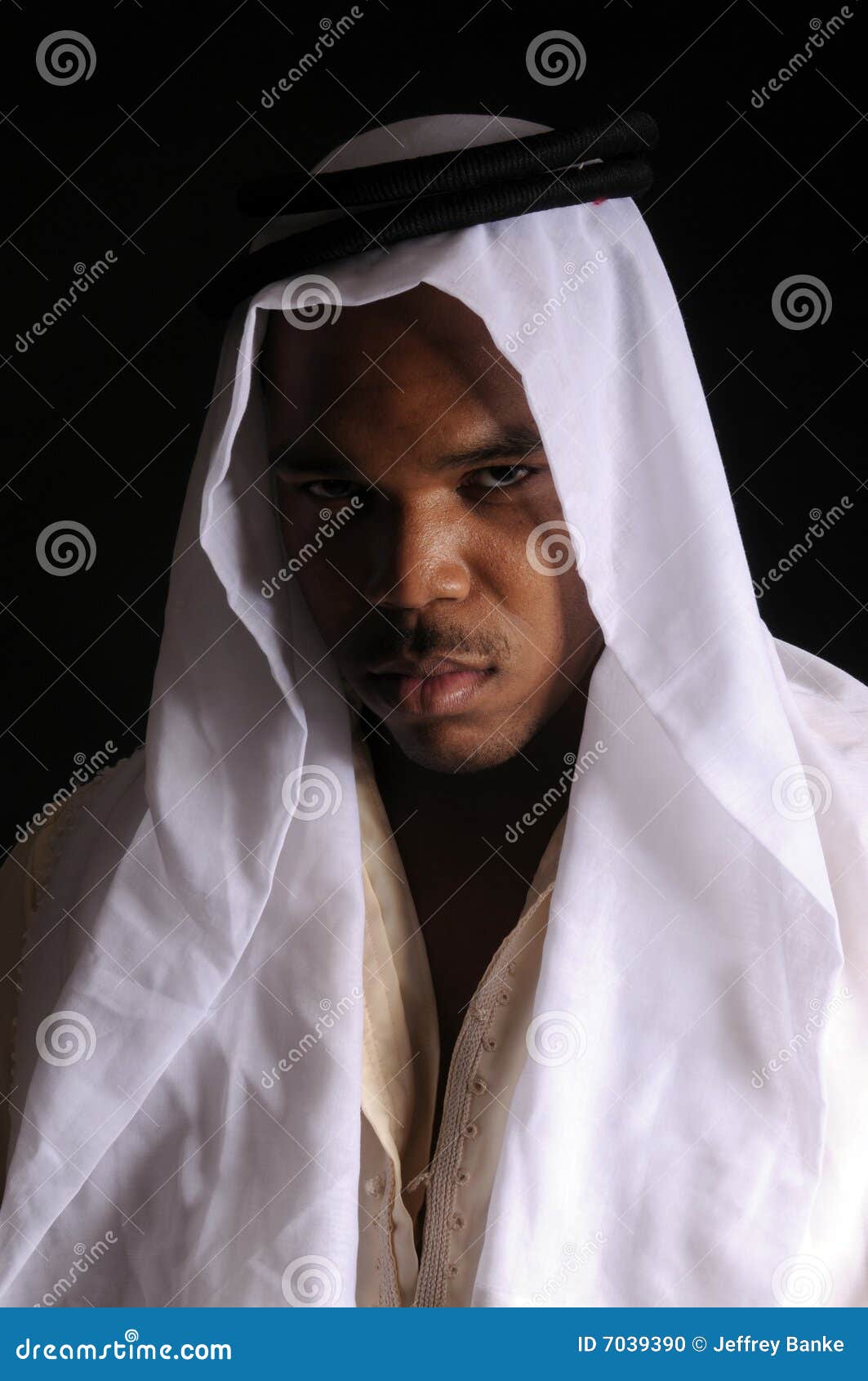 Giovane uomo arabo fotografia stock. Immagine di fissare - 7039390