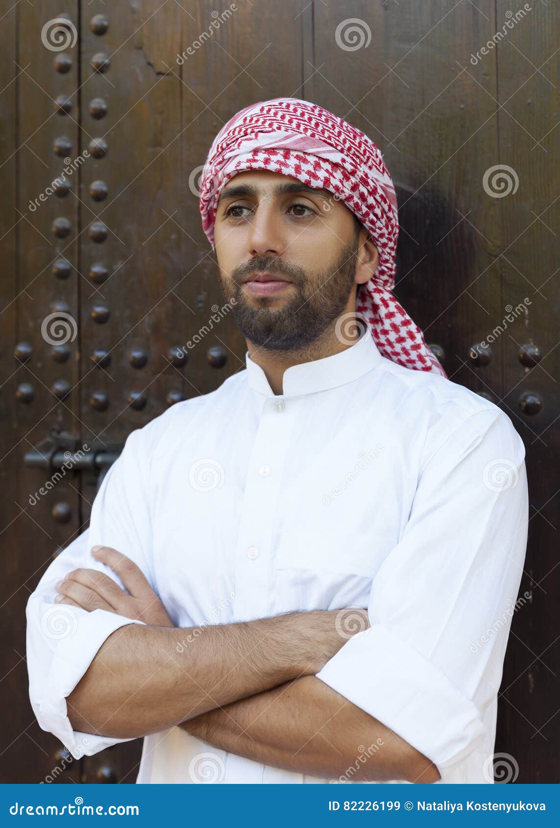 Giovane uomo arabo immagine stock. Immagine di seduta - 82226199