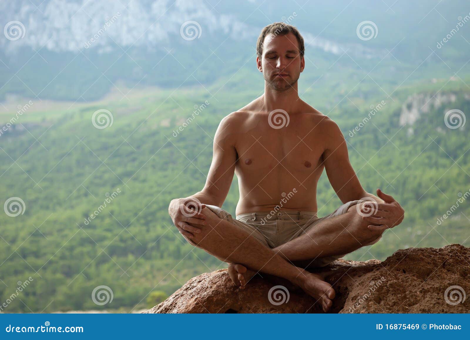 Giovane Uomo Bello Che Meditating Sulla Roccia Immagine Stock ...