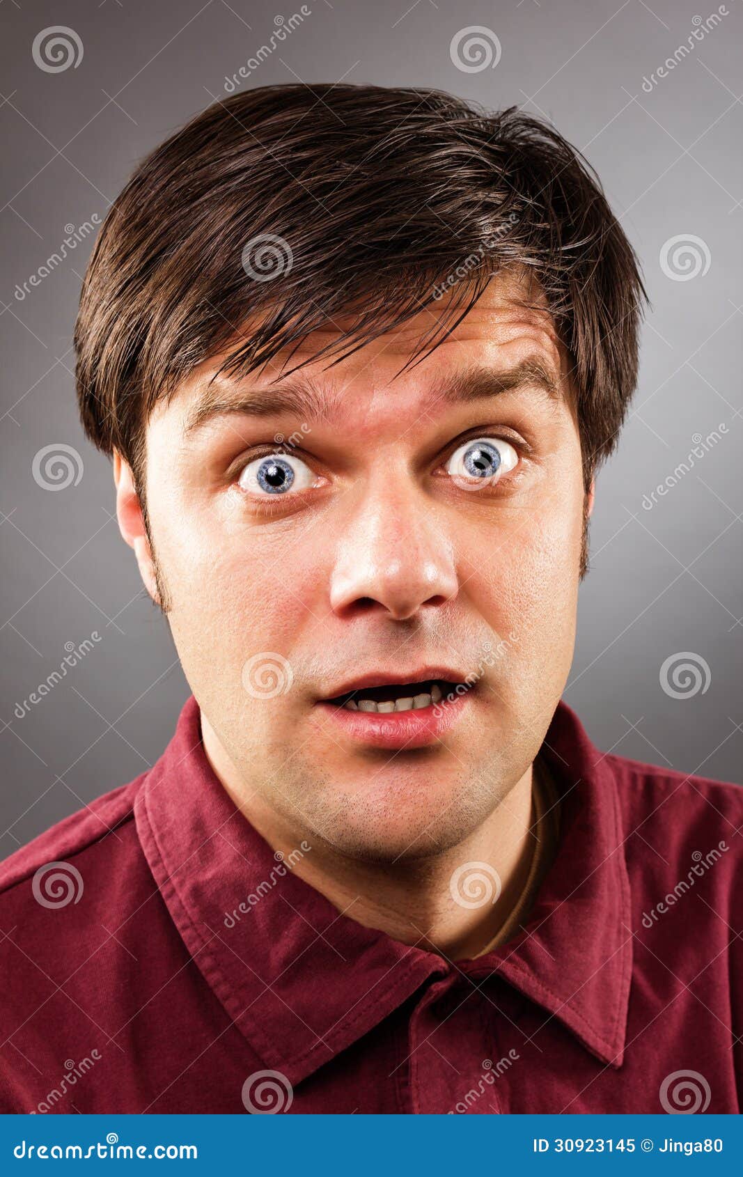 Giovane Uomo Bello Con L'espressione Stupita Immagine Stock - Immagine ...